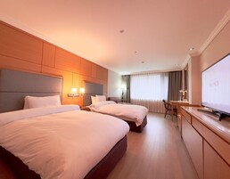 Quarto duplo luxo | Cofres nos quartos, escrivaninha, quartos à prova de som