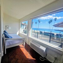 Quarto com design assinado, várias camas, vista parcial para o oceano, no piso térreo | Wi-Fi de cortesia, roupa de cama
