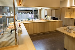 Pequeno-almoço tipo buffet diário (2500 JPY por pessoa)