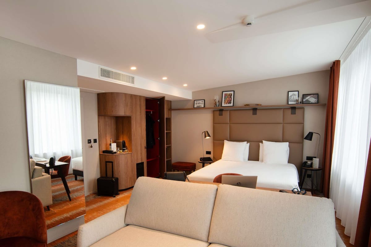 Suíte, 1 cama de casal e sofá-cama | Roupas de cama antialérgicas, frigobar, cofres nos quartos