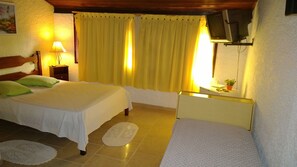 Apartamento Standard, 1 cama de casal, casa de banho privativa, vista para a montanha | Minibar, secretária, cortinas/cortinados opacos 