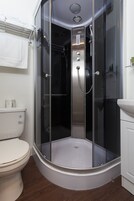 Um polibã, um chuveiro de hidromassagem