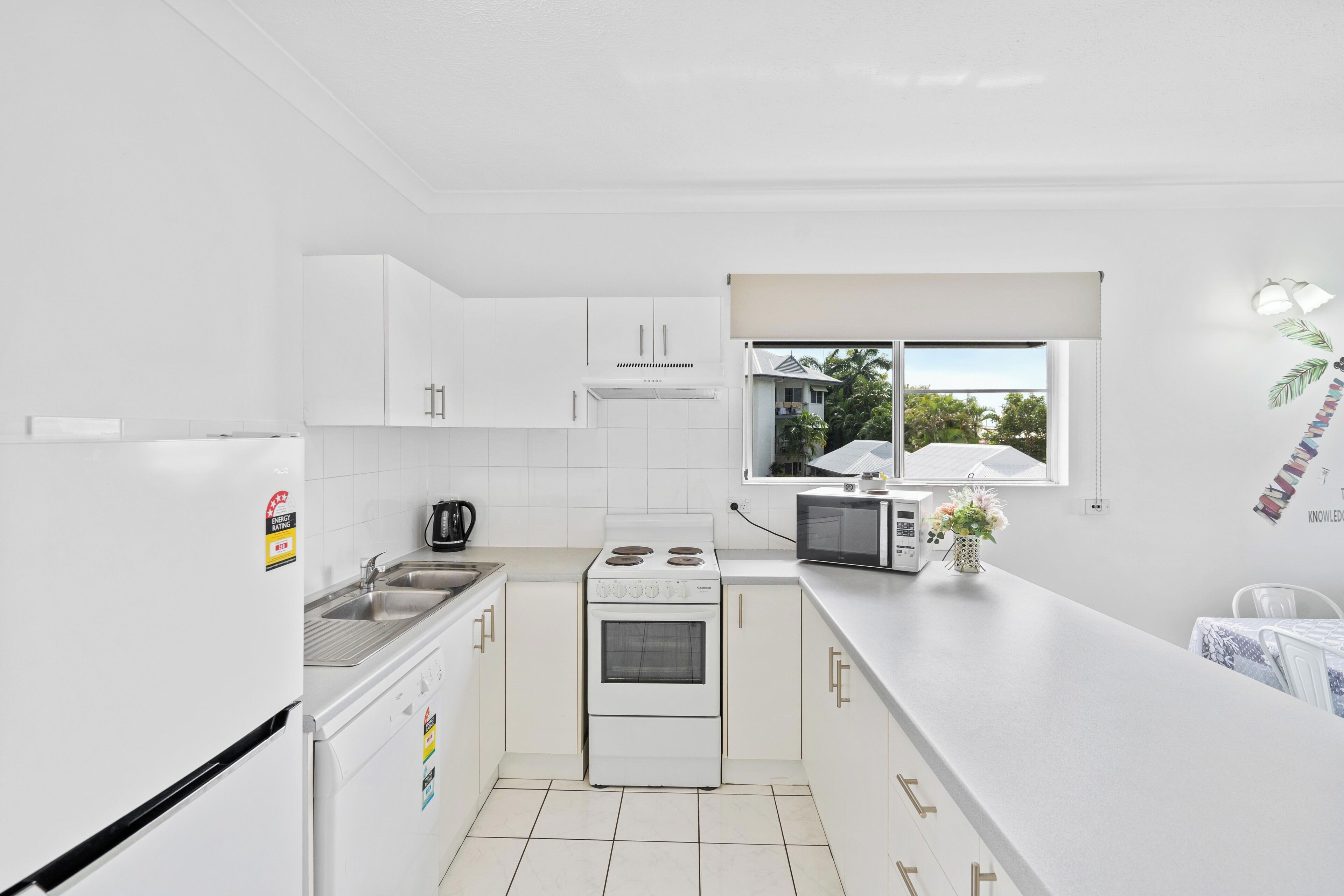 Um frigorífico/congelador grande, um micro-ondas, um forno 