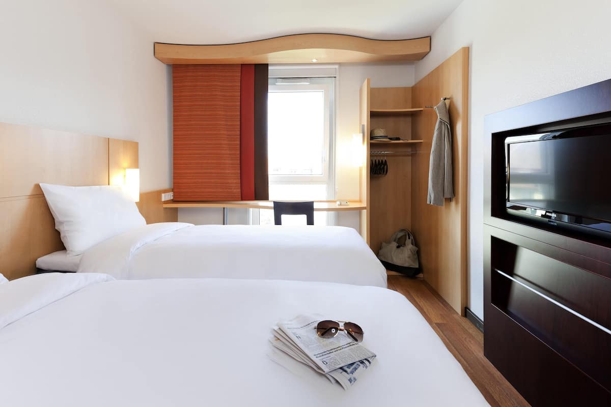 Quarto Twin Standard, 2 camas individuais | Cofre no quarto, secretária, quartos insonorizados