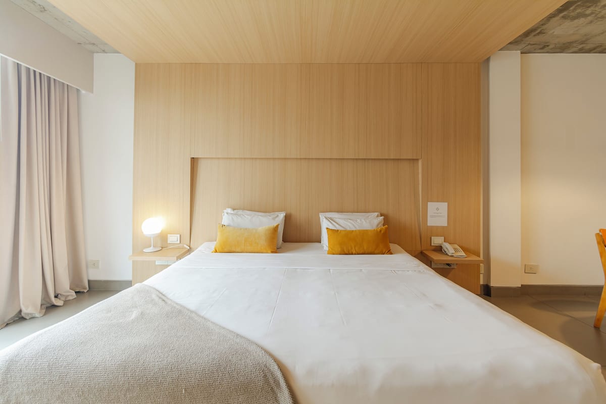 Quarto Superior | Edredões de penas, camas de colchão pillowtop 