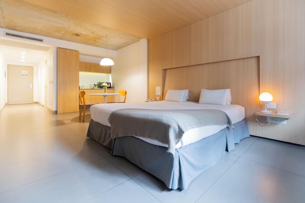 Quarto Standard | Edredões de penas, camas de colchão pillowtop 