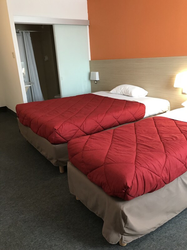 Quarto standard, várias camas | Roupas de cama premium, escrivaninha, cortinas blackout