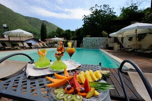 2 piscinas exteriores, guarda-sóis, espreguiçadeiras 
