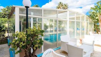 Piscina interna, piscina externa, guarda-sóis, espreguiçadeiras