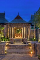 Na praia, praia de areia branca, espreguiçadeiras, guarda-sóis de praia 