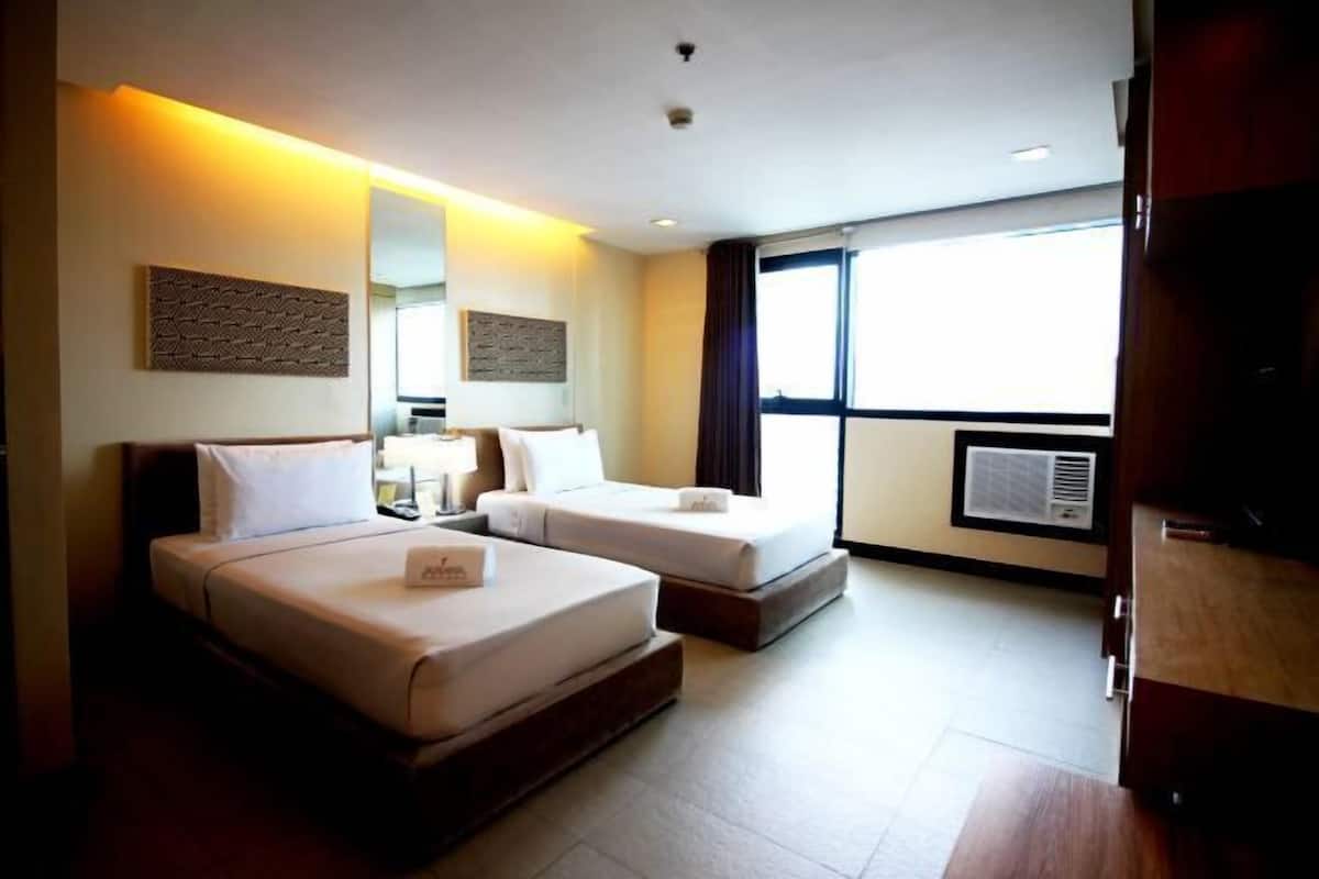 Cofre no quarto, secretária, cortinas/cortinados opacos 