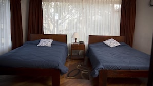 Cofres nos quartos, escrivaninha, ferros/tábuas de passar roupa