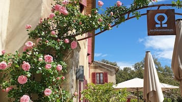 Pequenos-almoços, almoços, jantares servidos, com vista para o jardim