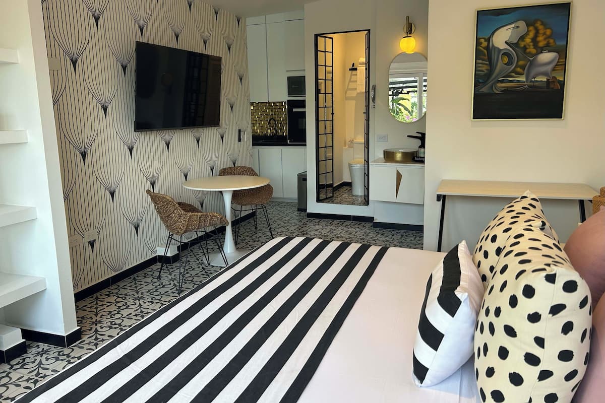 Studio Apartment with Kitchenette | Cofres nos quartos, Wi-Fi de cortesia, roupa de cama