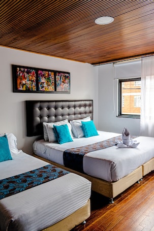 Quarto Triplo | Com decoração personalizada, secretÔria, cortinas/cortinados opacos