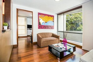 Apartamento, 1 quarto | Roupas de cama premium, cofres nos quartos, individualmente decorados