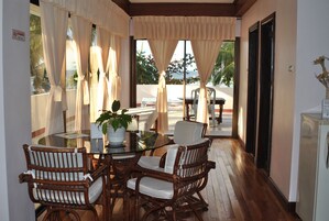 Suite Júnior, vista para o mar ( 2F ) | Sala de estar | Televisor plasma de 21 polegadas com canais por cabo, televisor 