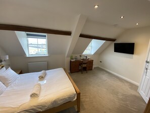 Quarto casal superior, vista para a praia | Escrivaninha, camas extras/dobráveis (sobretaxa), Wi-Fi de cortesia