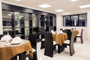 Almoços e jantares servidos, incluindo cozinha internacional 