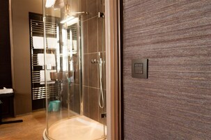 Quarto Duplo Executivo | Casa de banho | Um polibã, um secador de cabelo, roupões, chinelos