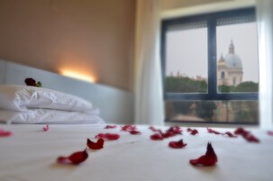 Minibar, cofre no quarto, secretária, quartos insonorizados 