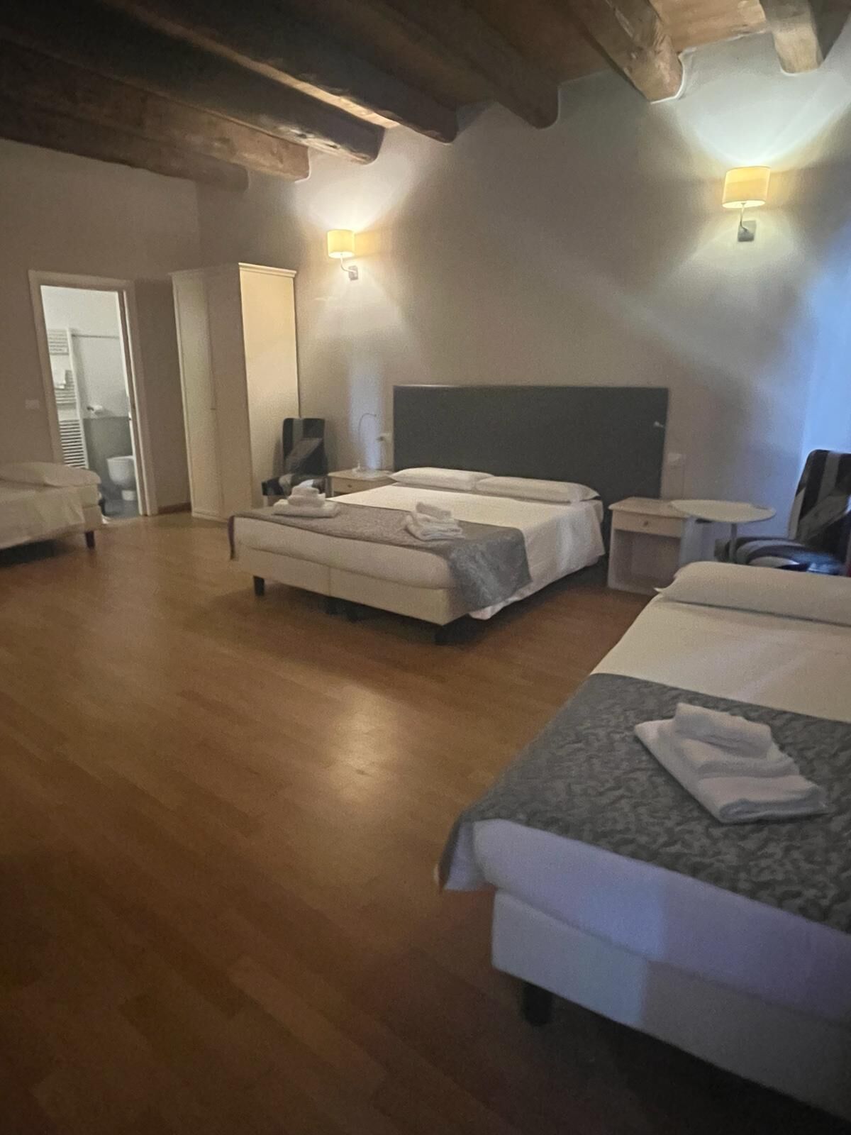 Quarto Quádruplo | Minibar, secretária, quartos insonorizados, Wi-fi grátis 