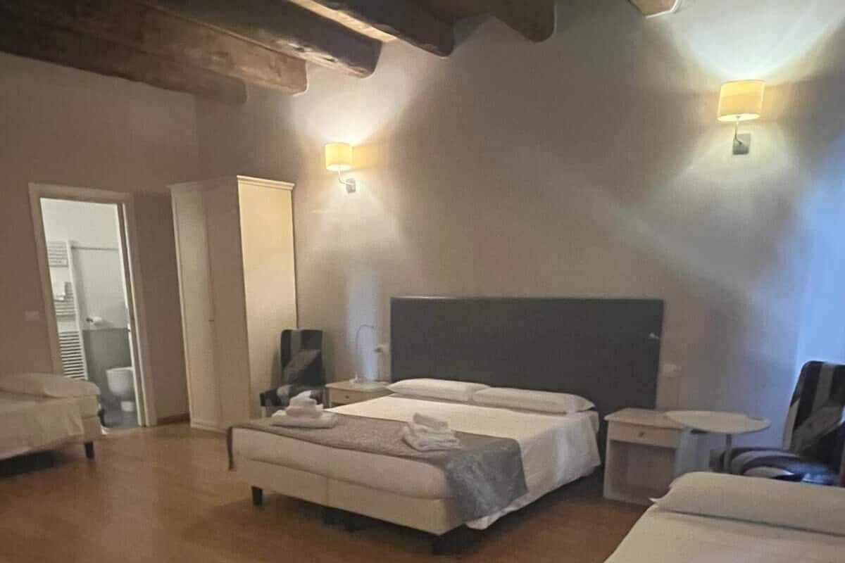 Quarto Quádruplo | Minibar, secretária, quartos insonorizados, Wi-fi grátis