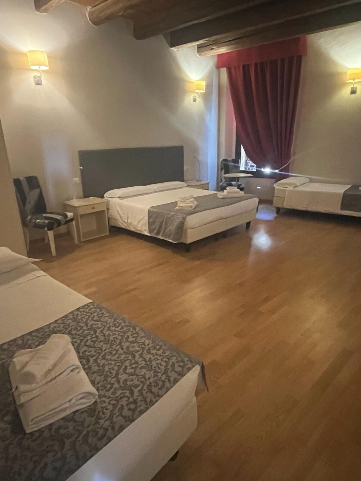 Minibar, secretária, quartos insonorizados, Wi-fi grátis 