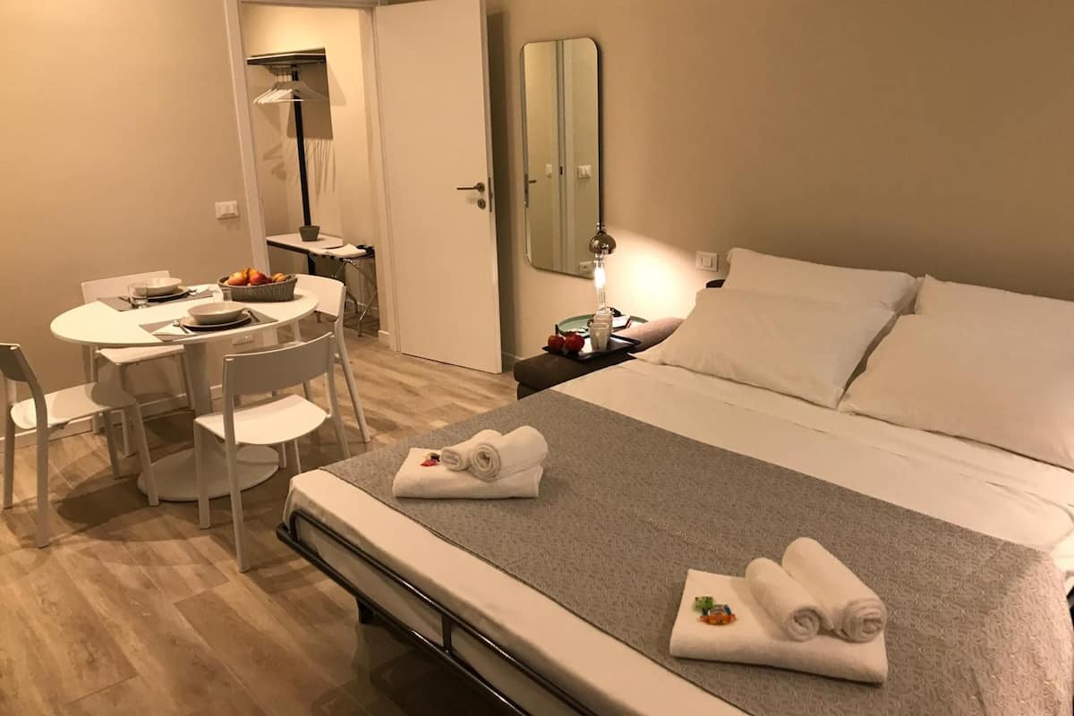 Apartamento Deluxe | Minibar, secretária, quartos insonorizados, Wi-fi grátis