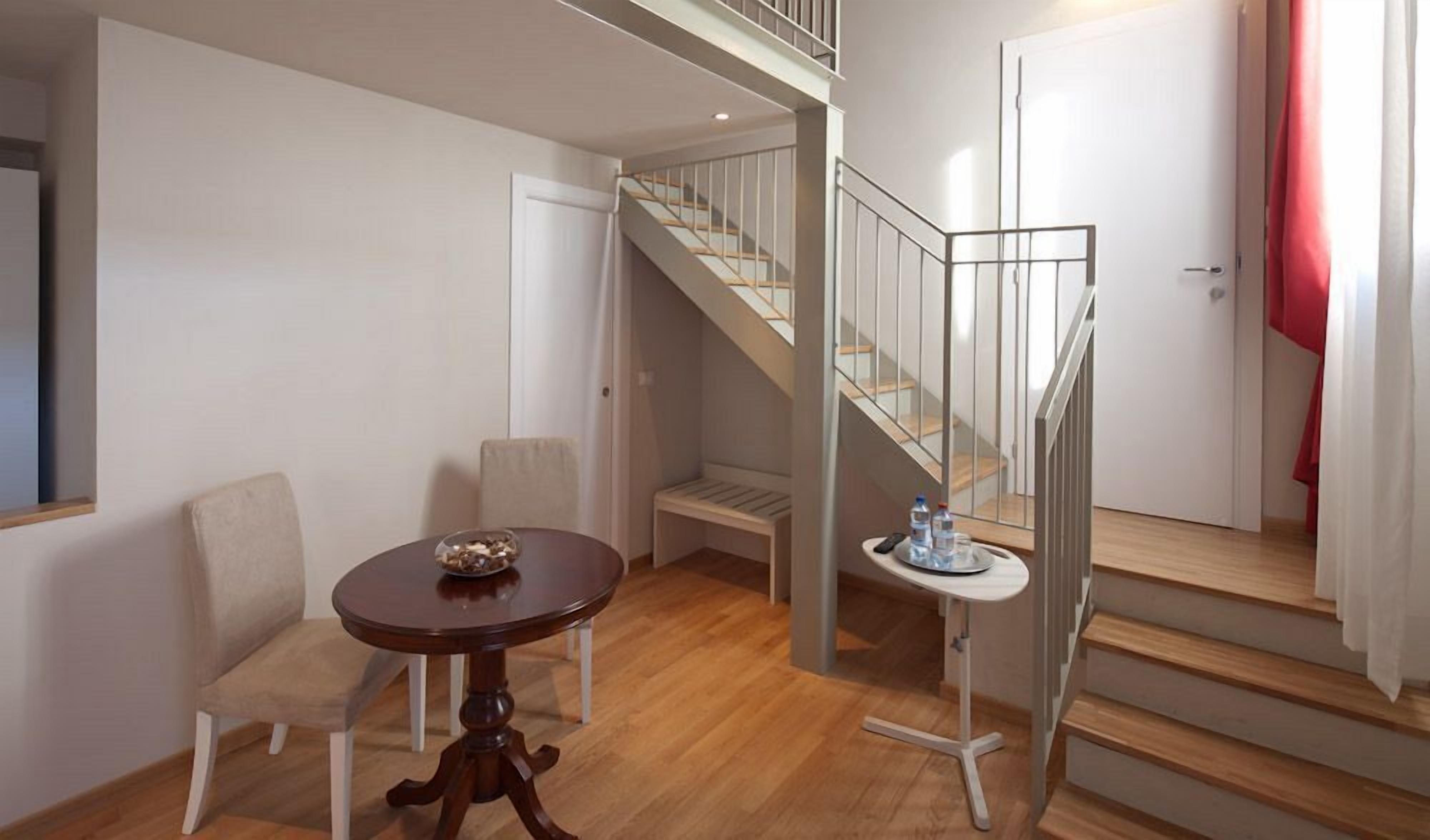 Dúplex | Minibar, secretária, quartos insonorizados, Wi-fi grátis 