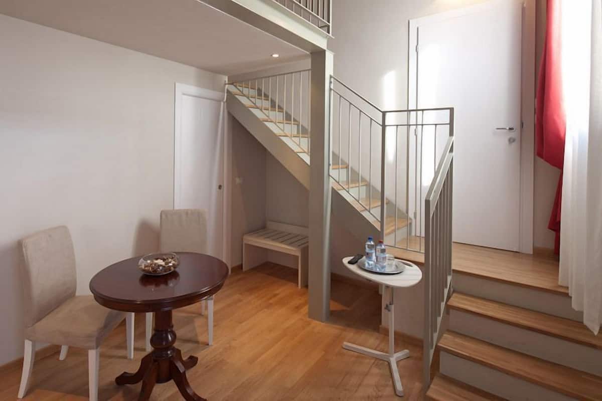 Dúplex | Minibar, secretária, quartos insonorizados, Wi-fi grátis