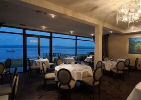 Pequeno-almoço tipo buffet diário mediante uma taxa