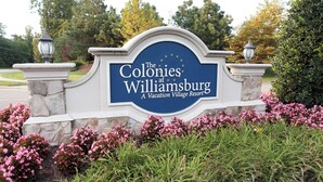 Placa de The Colonies at Williamsburg, um resort de vila para férias.