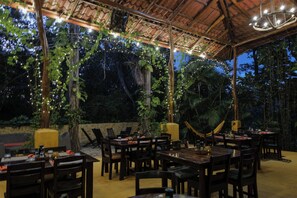 Cozinha internacional, com vista para a piscina