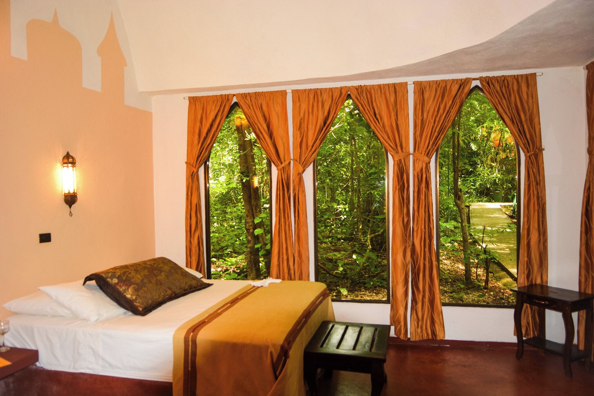 Roupa de alta qualidade, cofre no quarto, com decoração personalizada 