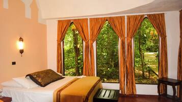 Roupa de alta qualidade, cofre no quarto, com decoração personalizada