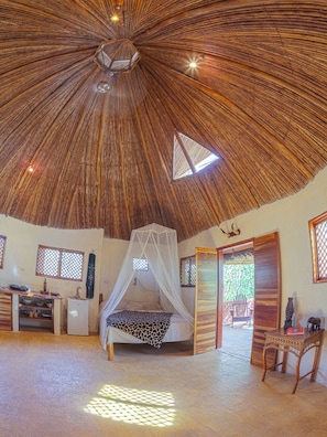 African Cabin | Roupa de alta qualidade, cofre no quarto, com decoração personalizada