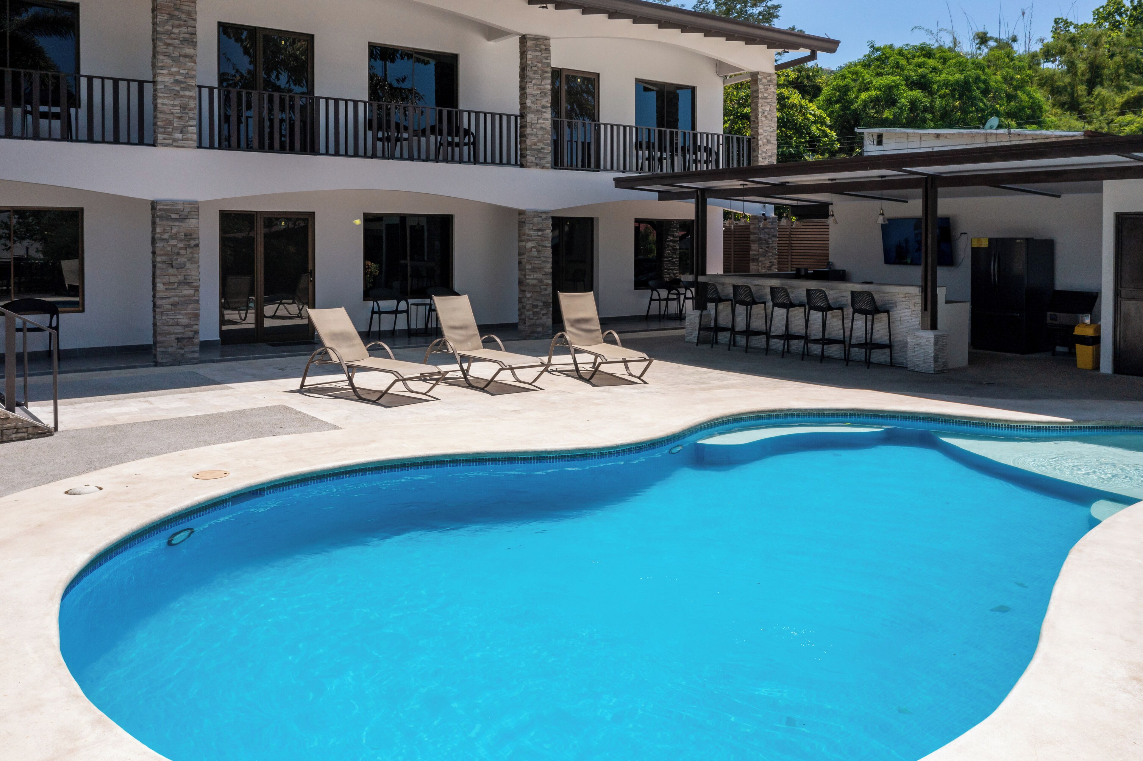 Piscina externa, espreguiçadeiras