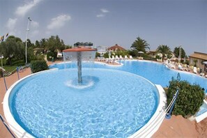 Piscina interna, 2 piscinas externas, guarda-sóis, espreguiçadeiras