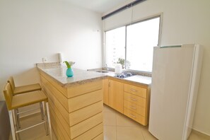 Apartamento, 1 cama de casal | Kitchenette privada | Um frigorífico, um micro-ondas, uma placa de cozinha 