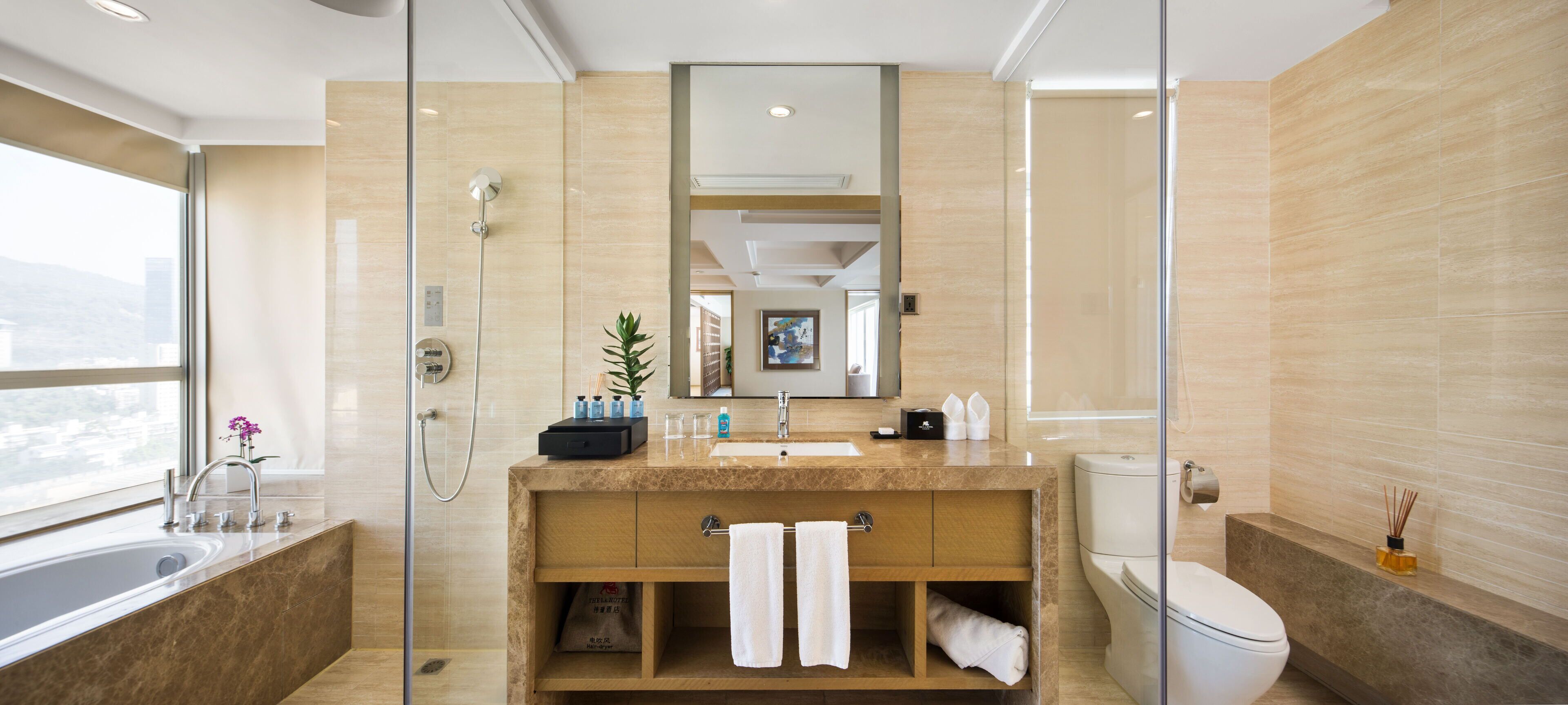 Produtos de higiene exclusivos, um secador de cabelo, roupões, chinelos 