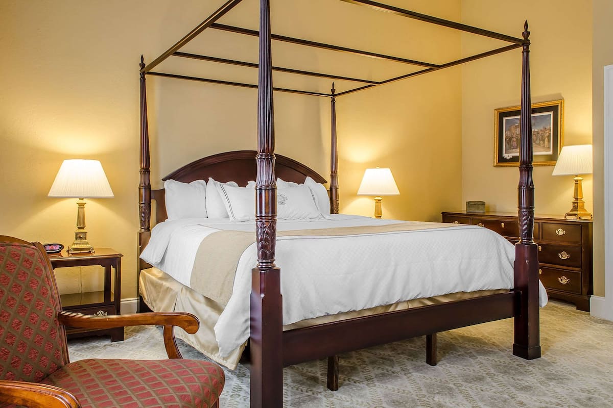 Suite, 1 cama king-size e sofá-cama, não fumadores | Secretária, quartos insonorizados, ferro/tábua de engomar, Wi-fi grátis