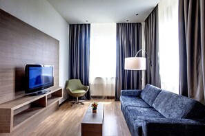 Suite, 1 cama king-size | Sala de estar | Televisor de 32 polegadas com canais por cabo 