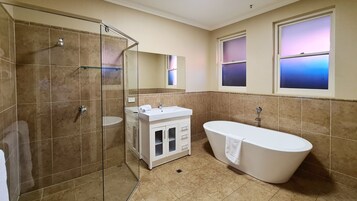 Apartamento standard, 1 quarto | Banheiro | Produtos de toalete grátis, secador de cabelo, toalhas de banho 