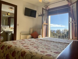 Quarto casal superior | Escrivaninha, Wi-Fi de cortesia, roupa de cama