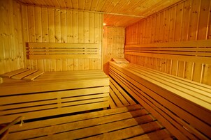 Uma sauna com bancos e paredes de madeira.