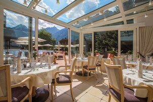 Café da manhã, almoço e jantar; local e internacional 