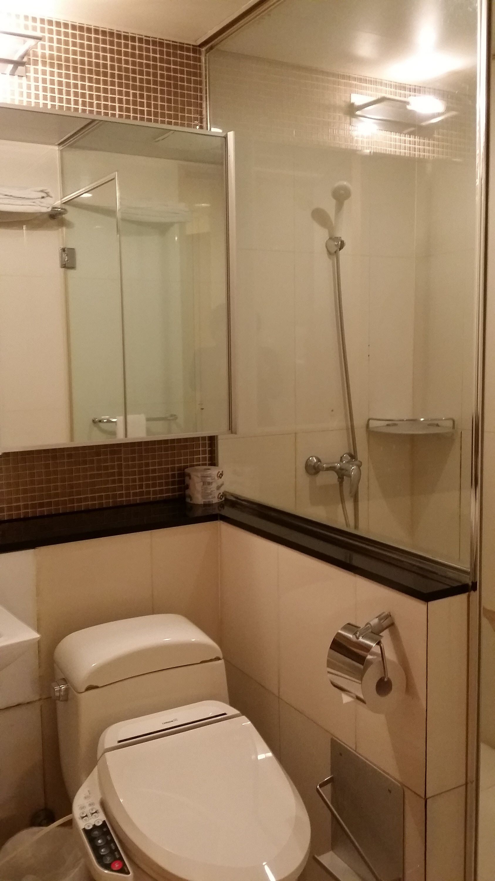 Suite Deluxe, 2 quartos | Casa de banho | Um polibã, artigos de higiene pessoal grátis, um secador de cabelo 