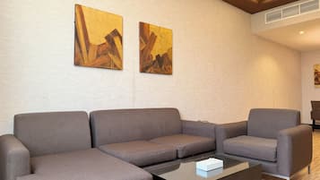 Cofre no quarto, secretária