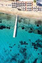 Perto da praia, espreguiçadeiras, guarda-sóis de praia 